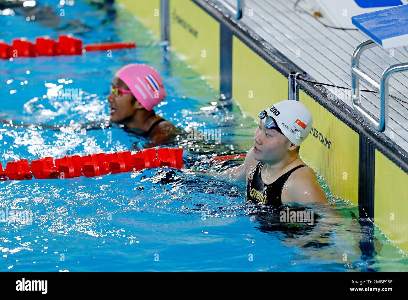 Gan Ching Hwee, right, of Singapore, Kamonchanok Kwanmua of Thailand ...