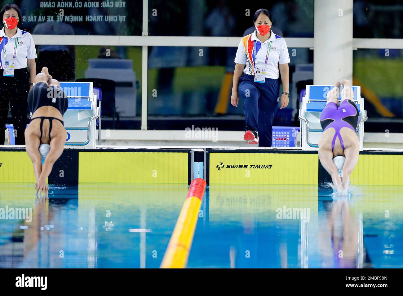 Jenjira Srisaard, left, of Thailand and Sim Letitia En Yi, of Singapore ...