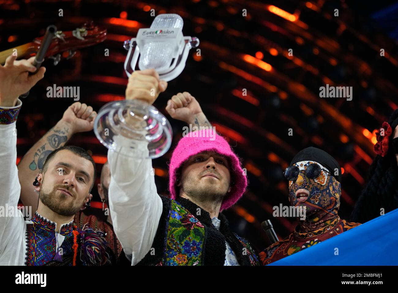 Members of the Kalush Orchestra from Ukraine celebrate after winning ...