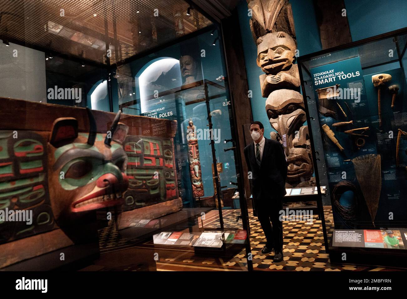 Artifacts, dioramas, and representations of Native American culture ...