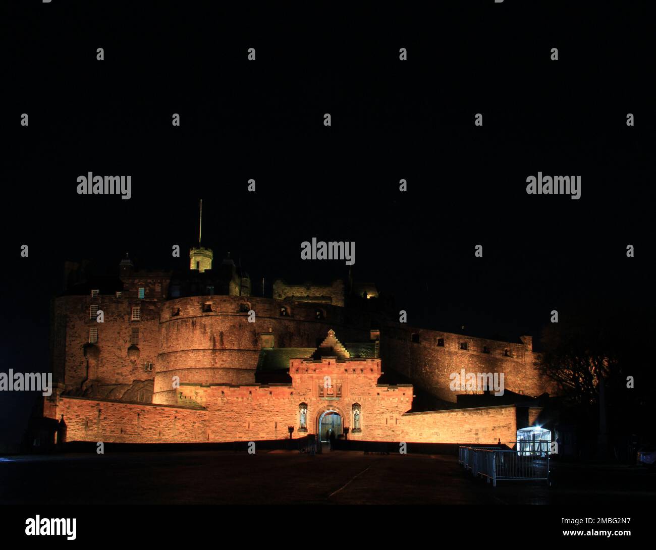 Night view of edinburgh castle hi-res stock photography and images - Alamy