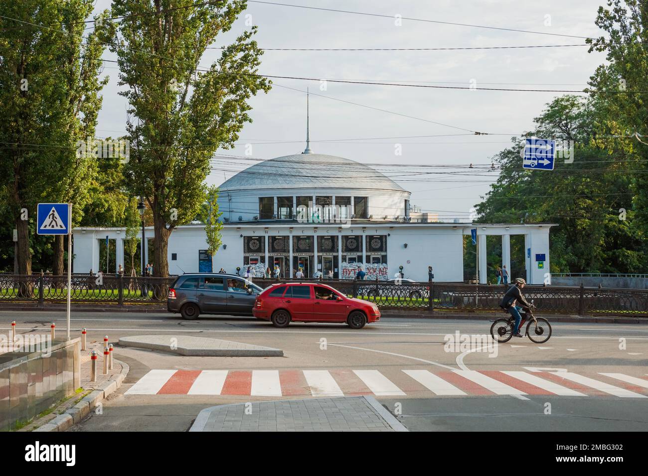KYIV, UKRAINE - AUGUST 13, 2022: Entrance to the "Universytet" metro ...