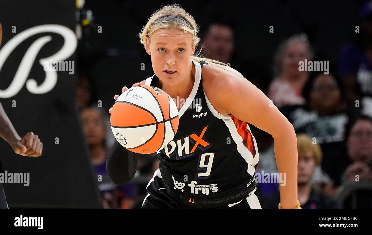 Phoenix Mercury's Sophie Cunningham (9) bring the ball up court during ...