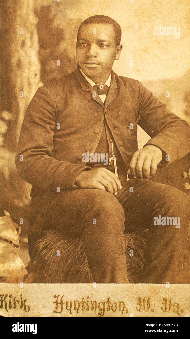 Man leaning on hay bale hi-res stock photography and images - Alamy