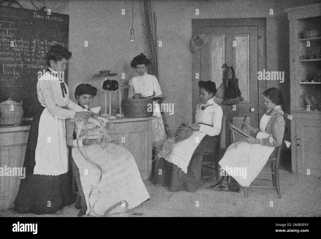 Basket weaving black woman hi-res stock photography and images - Alamy