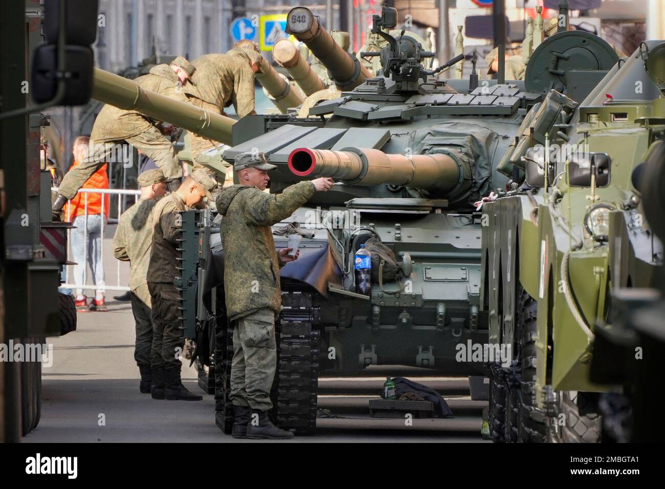 Russian soldiers tint their T-72 tanks on the eve of the Victory Day ...