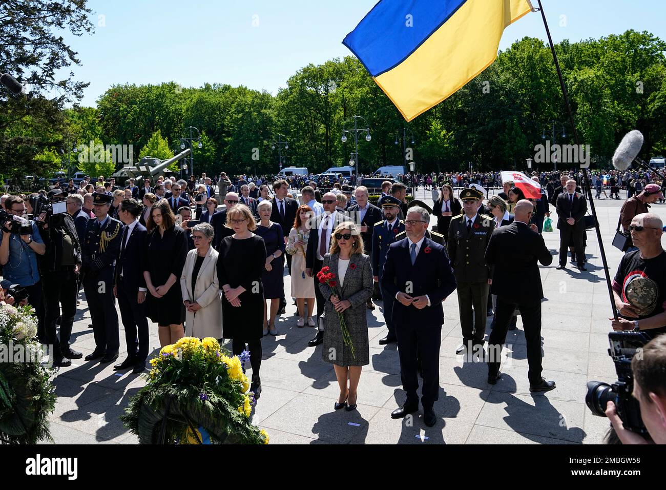 Ukrainian ambassador Andrij Melnyk, center right, and his wife Svitlana ...