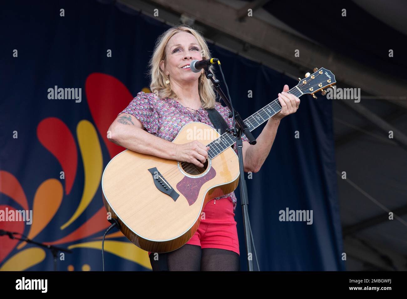 Rickie Lee Jones performs at the New Orleans Jazz and Heritage Festival ...