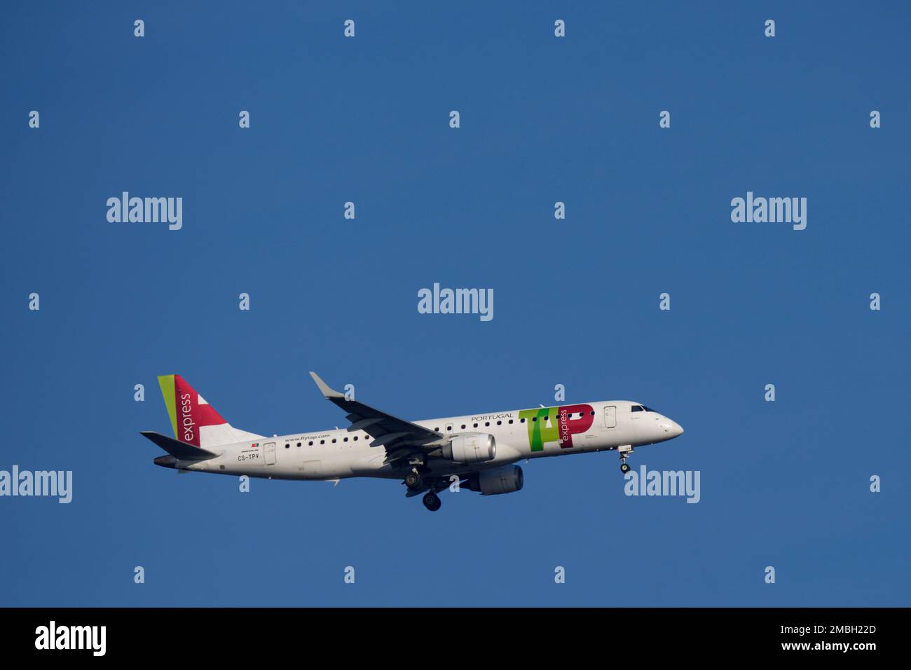 A TAP Express Embraer E190 approaches for landing in Lisbon early in ...