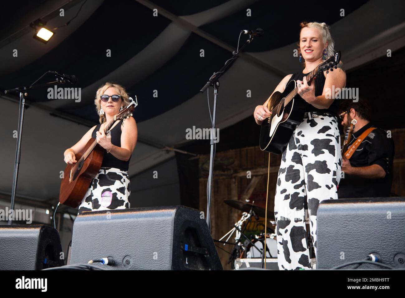 Members of The Daiquiri Queens perform at the New Orleans Jazz and ...