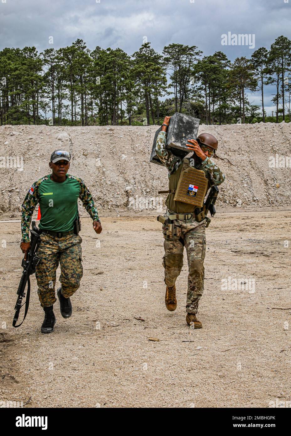 A Panamanian Soldier carries an 80-pound block during the assaulter ...