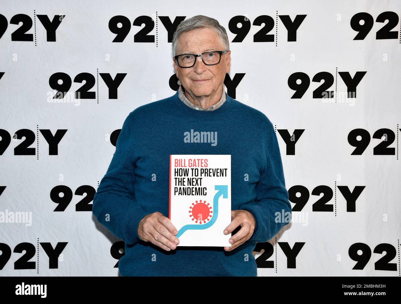Bill Gates poses backstage before his conversation with Fareed Zakaria ...