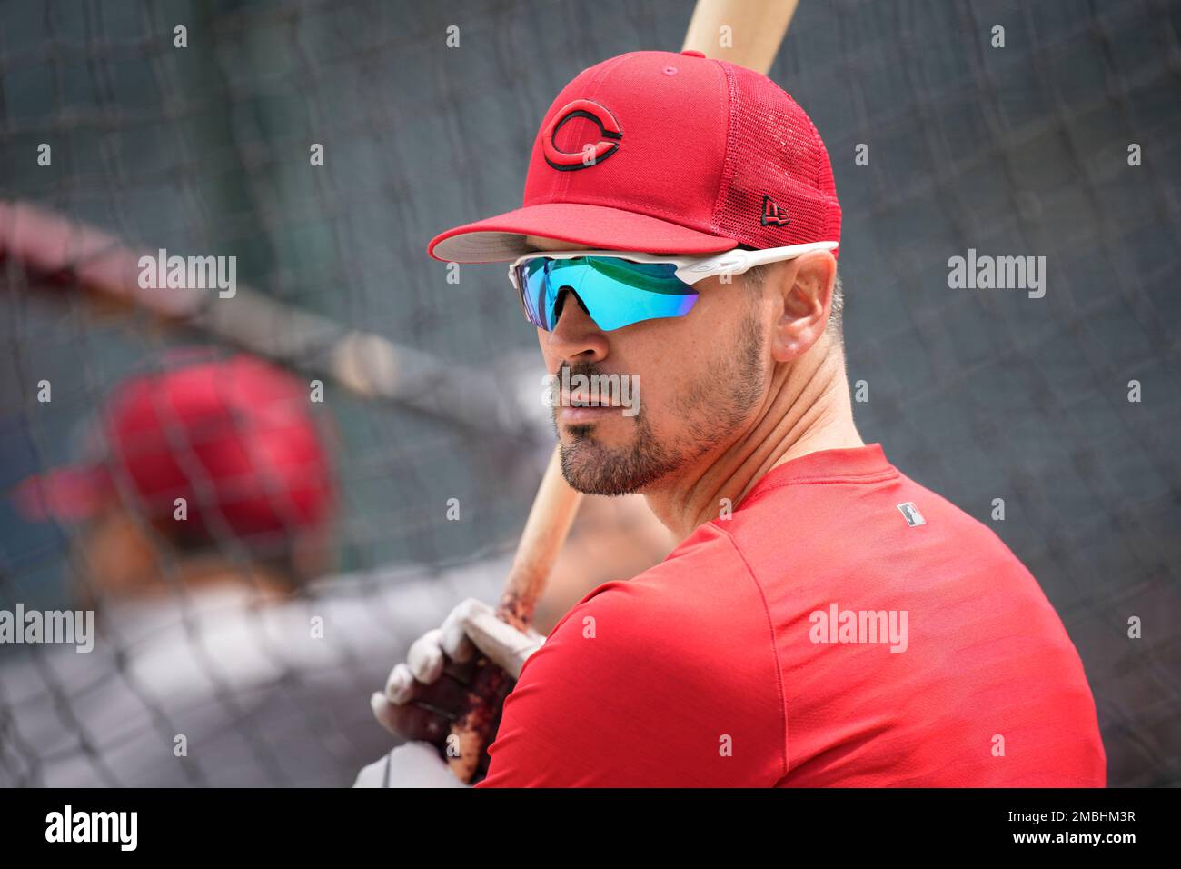 Cincinnati Reds shortstop Matt Reynolds (4) warms up before a baseball ...