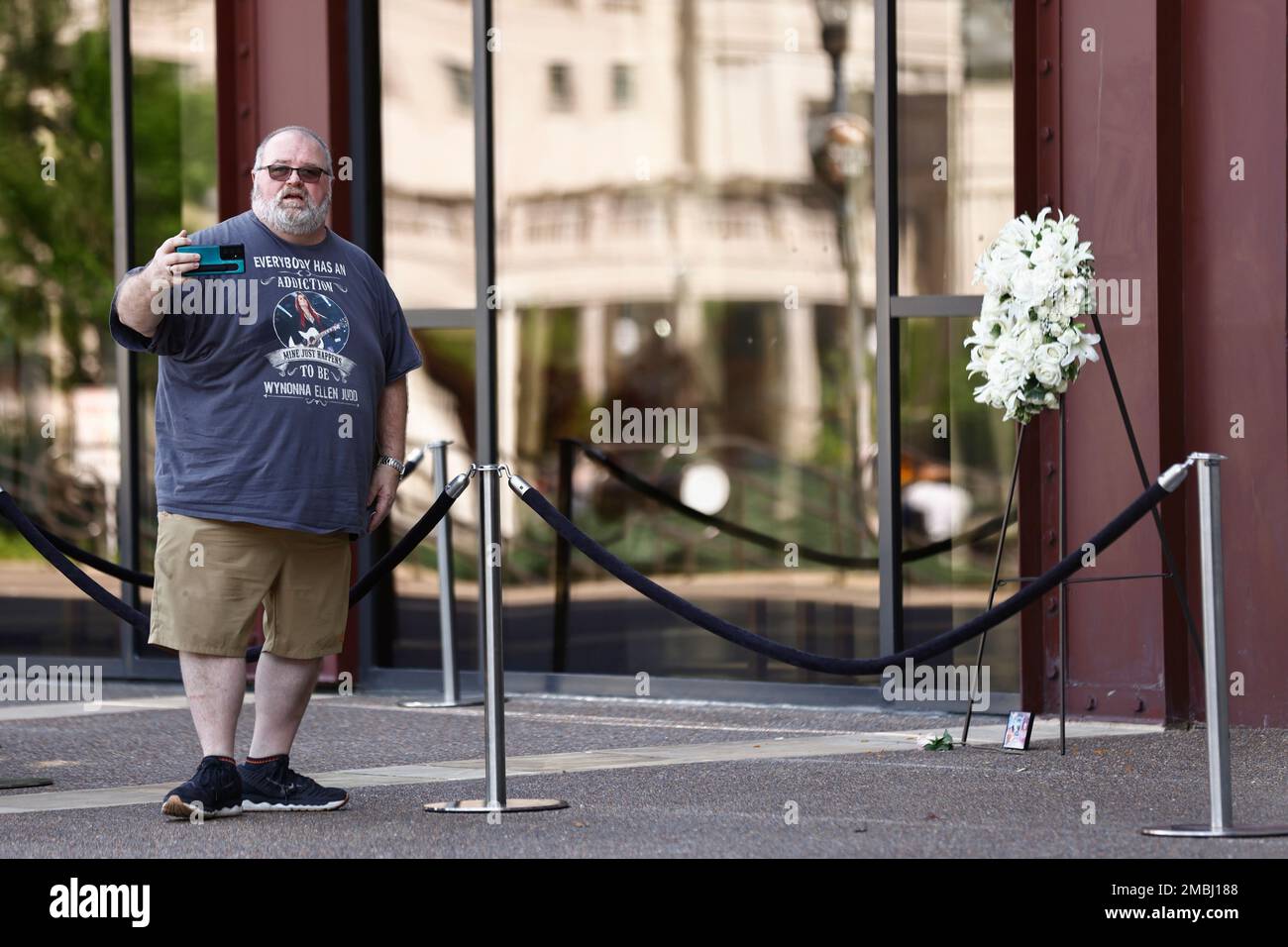 Dean Davis takes a selfie with a wreath honoring Naomi Judd outside the ...