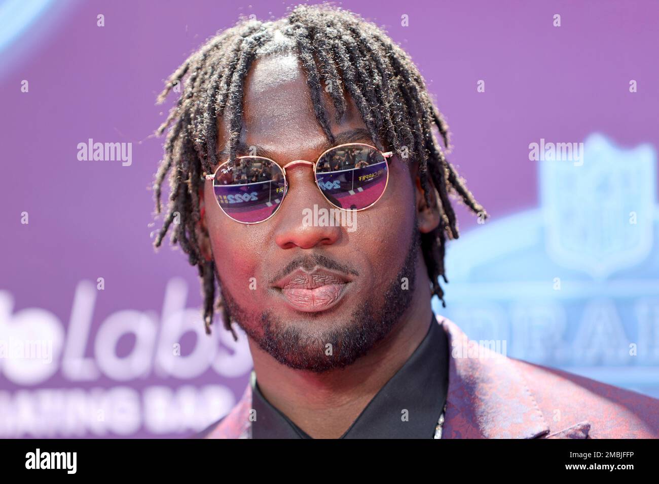 Utah linebacker Devin Lloyd arrives on the red carpet before the 2022 ...