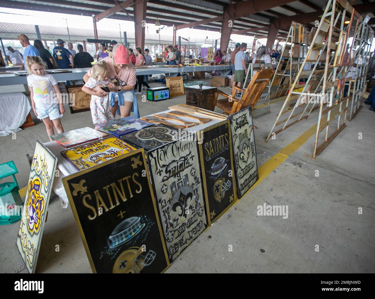 Katie Rushing lifts her 3-year-old daughter Elli Jo as she gets a good ...