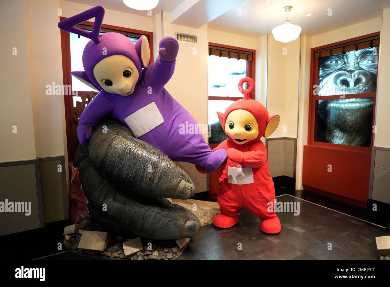 The Teletubbies visit the King Kong exhibit at the Empire State ...