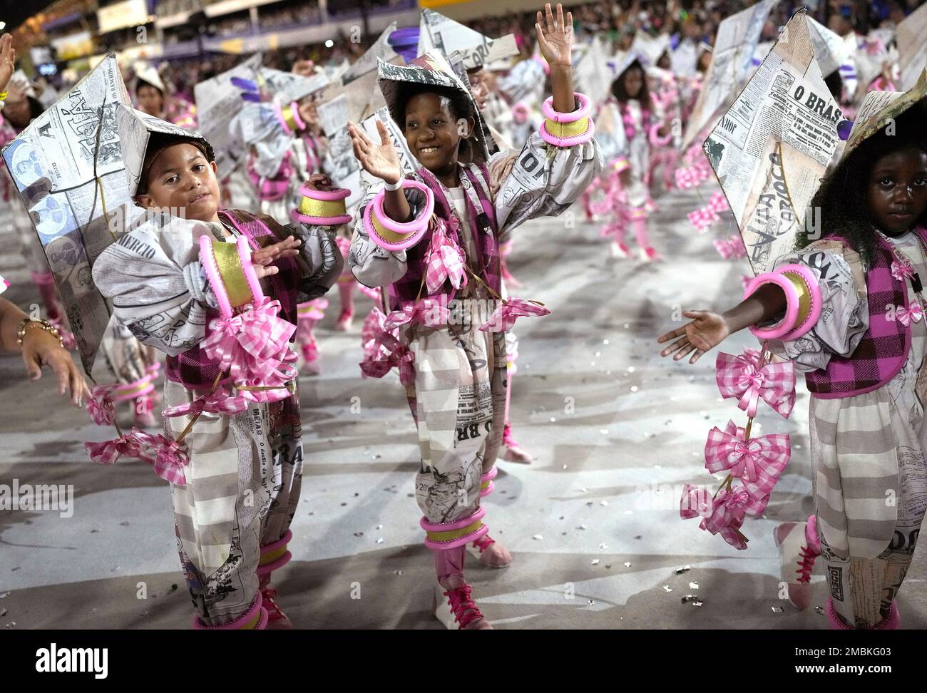 Children from the Mangueira samba school parade during Carnival ...