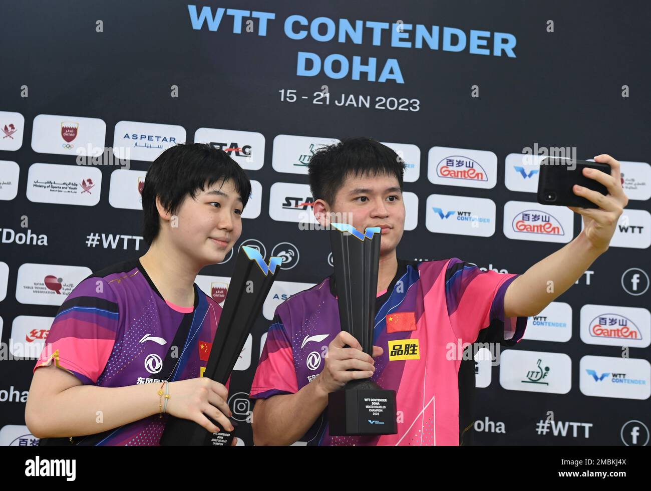Doha, Qatar. 20th Jan, 2023. Kuai Man/Lin Shidong (R) take selfie ...