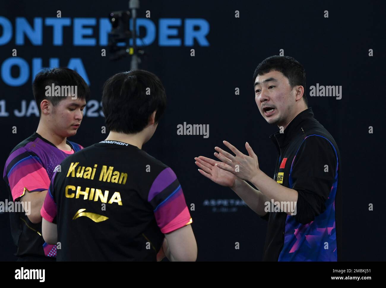 Doha, Qatar. 20th Jan, 2023. Coach Cui Qinglei (R) gives instructions ...