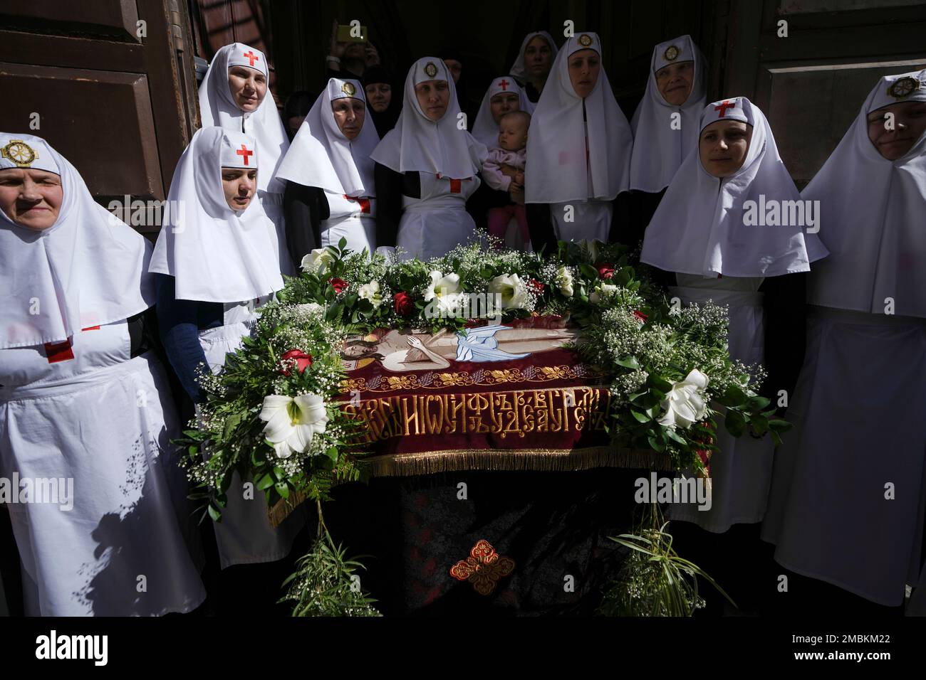 Russian Orthodox nuns gather next to the Church of the Holy Sepulchre ...