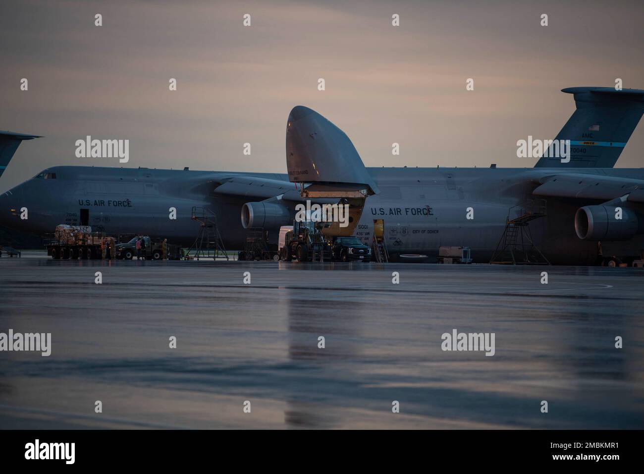 Australian Army soldiers, Boeing maintenance team members, 9th Airlift ...