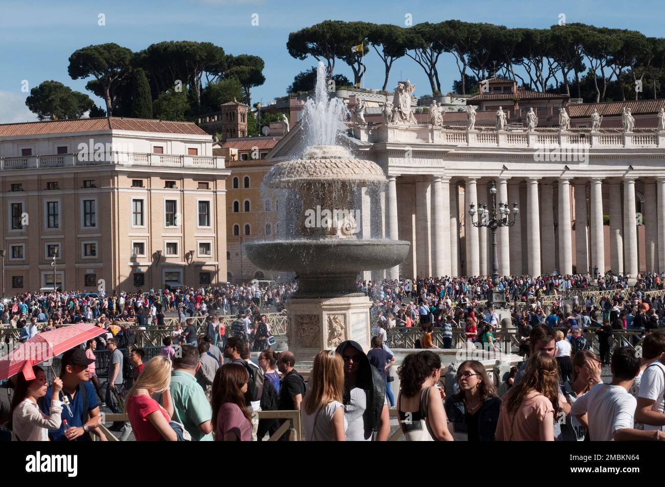 Crowds people visit st hi-res stock photography and images - Alamy