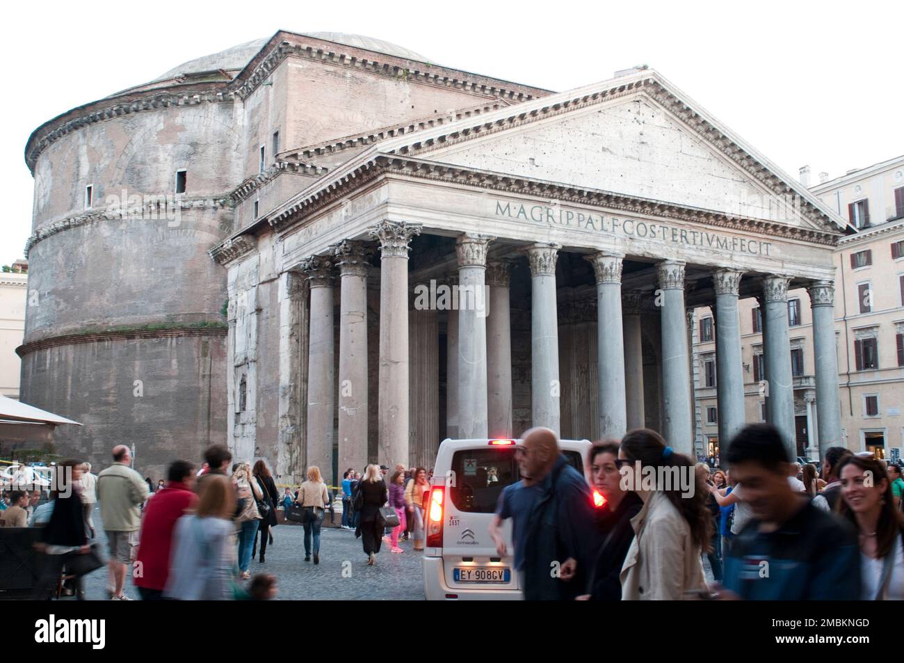 The busy streets in front of the Roman Pantheon Stock Photo - Alamy