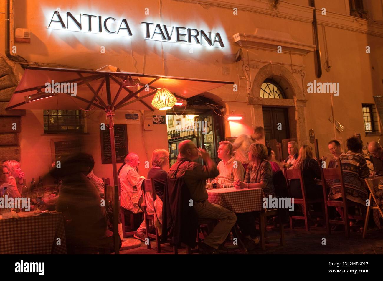 Eating out in italy hi-res stock photography and images - Alamy