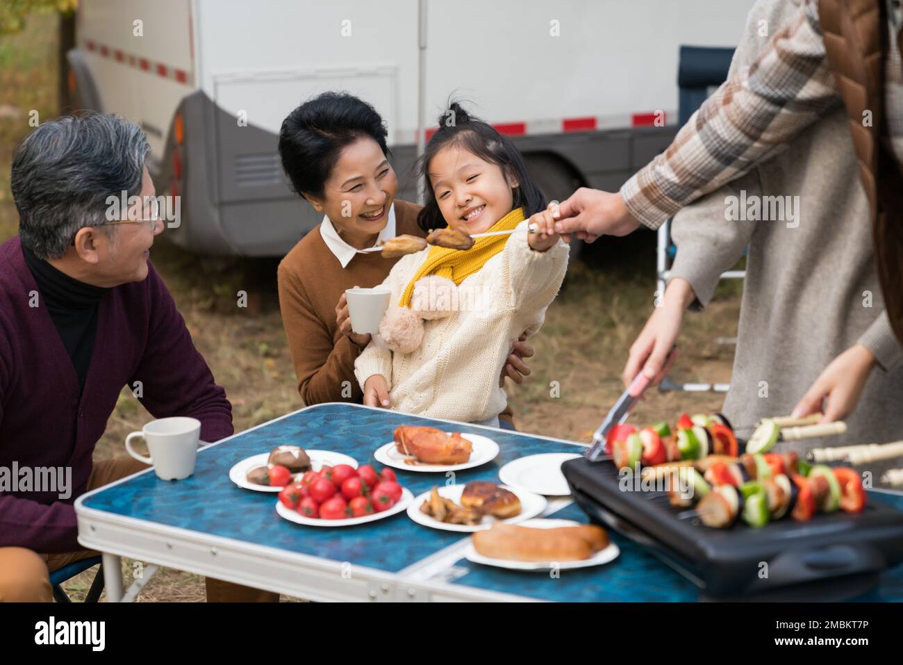 Happy family of five autumn outdoor barbecue Stock Photo - Alamy