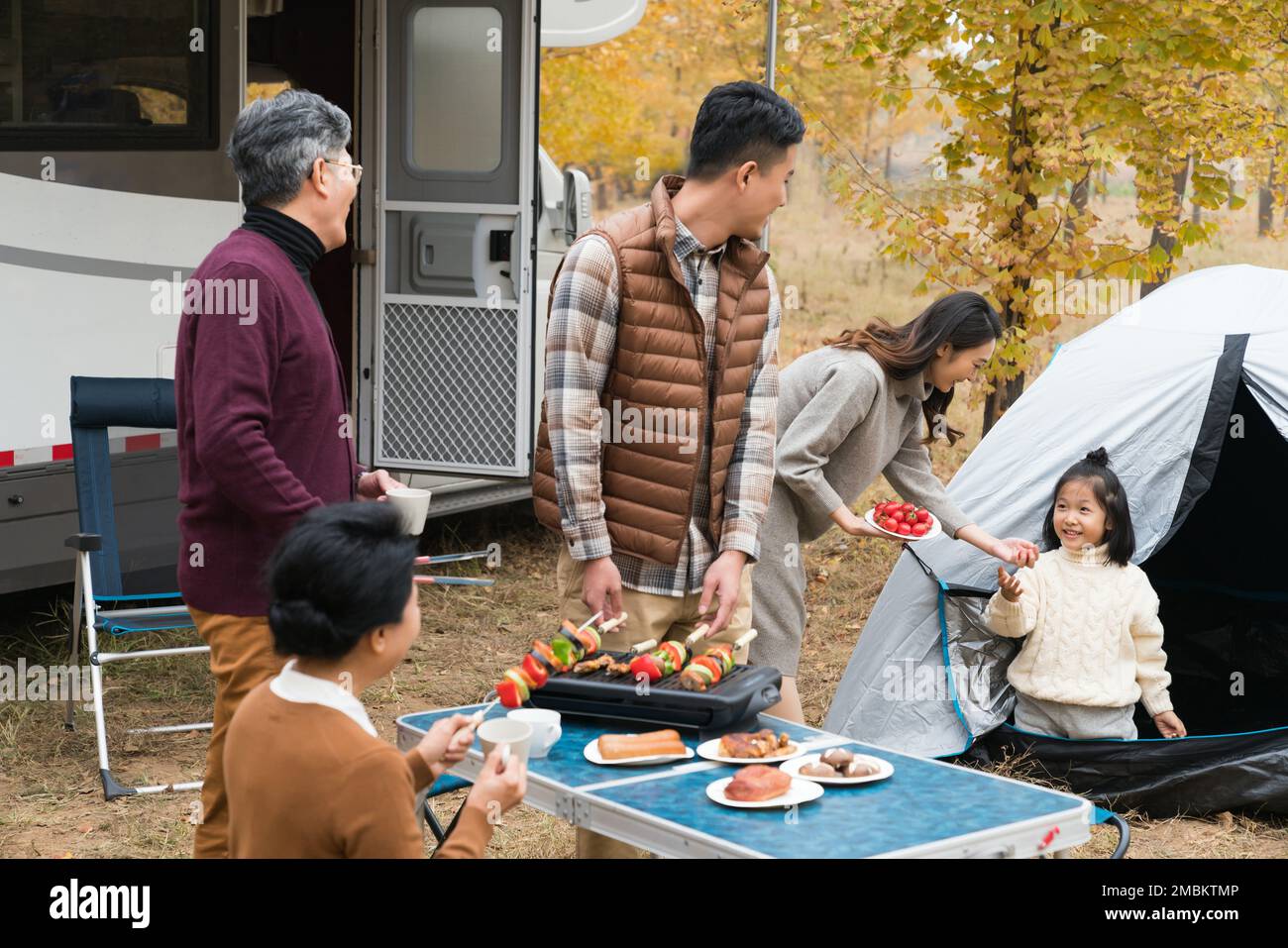 Happy family of five autumn outdoor barbecue Stock Photo - Alamy