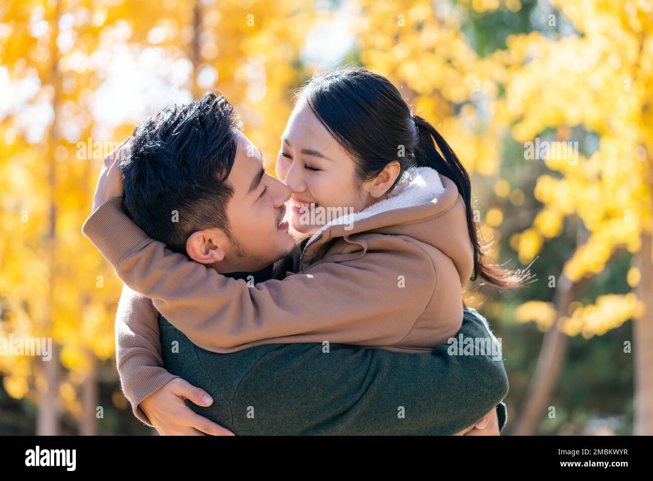 Embracing standing figure hi-res stock photography and images - Alamy