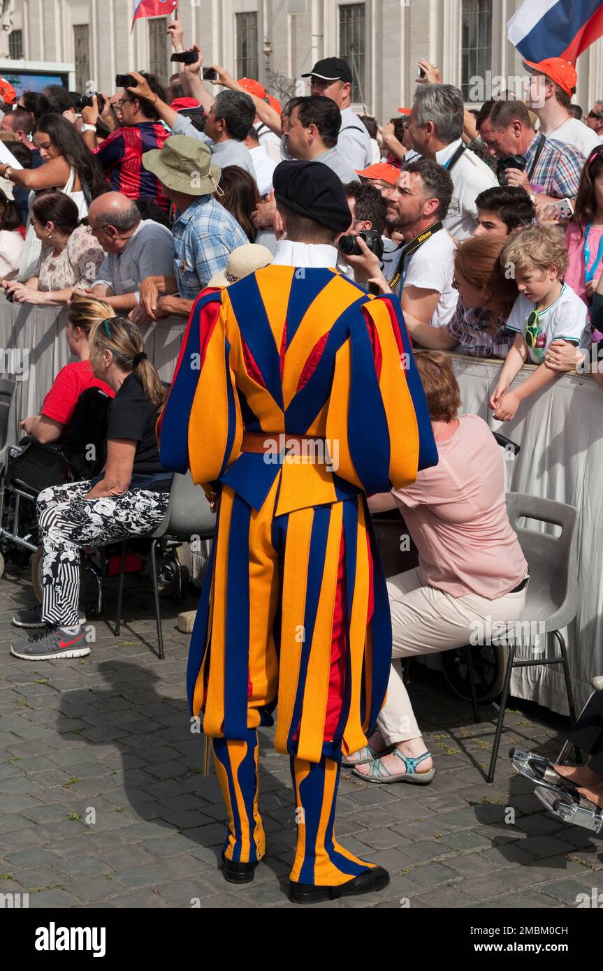 Swiss Guards stand sentry in Vatican City Stock Photo - Alamy