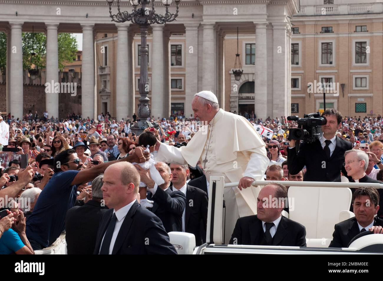 Pope Francis greets visitors to his weekly audience in St. Peter's ...