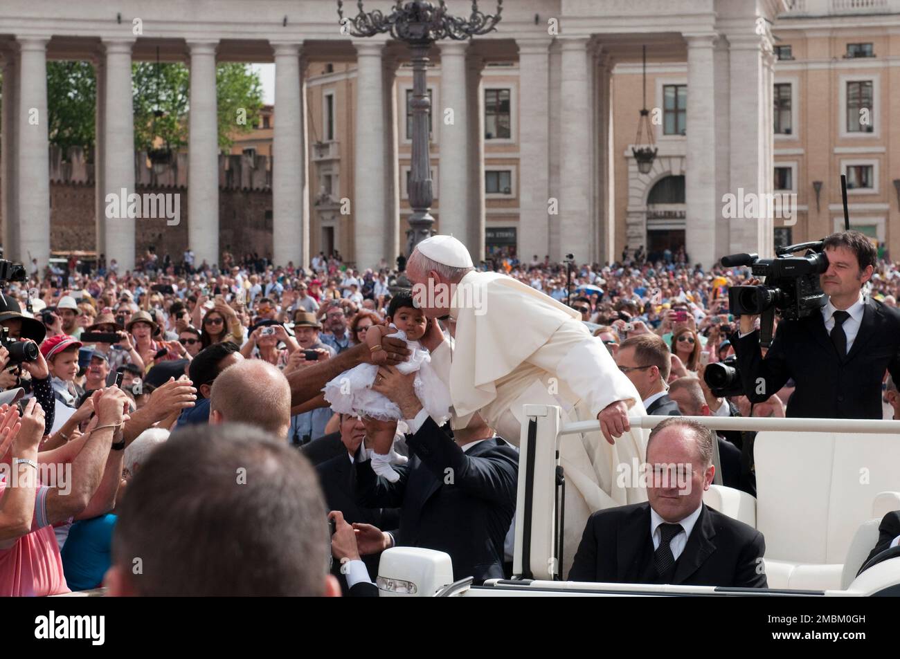 Pope Francis greets visitors to his weekly audience in St. Peter's ...