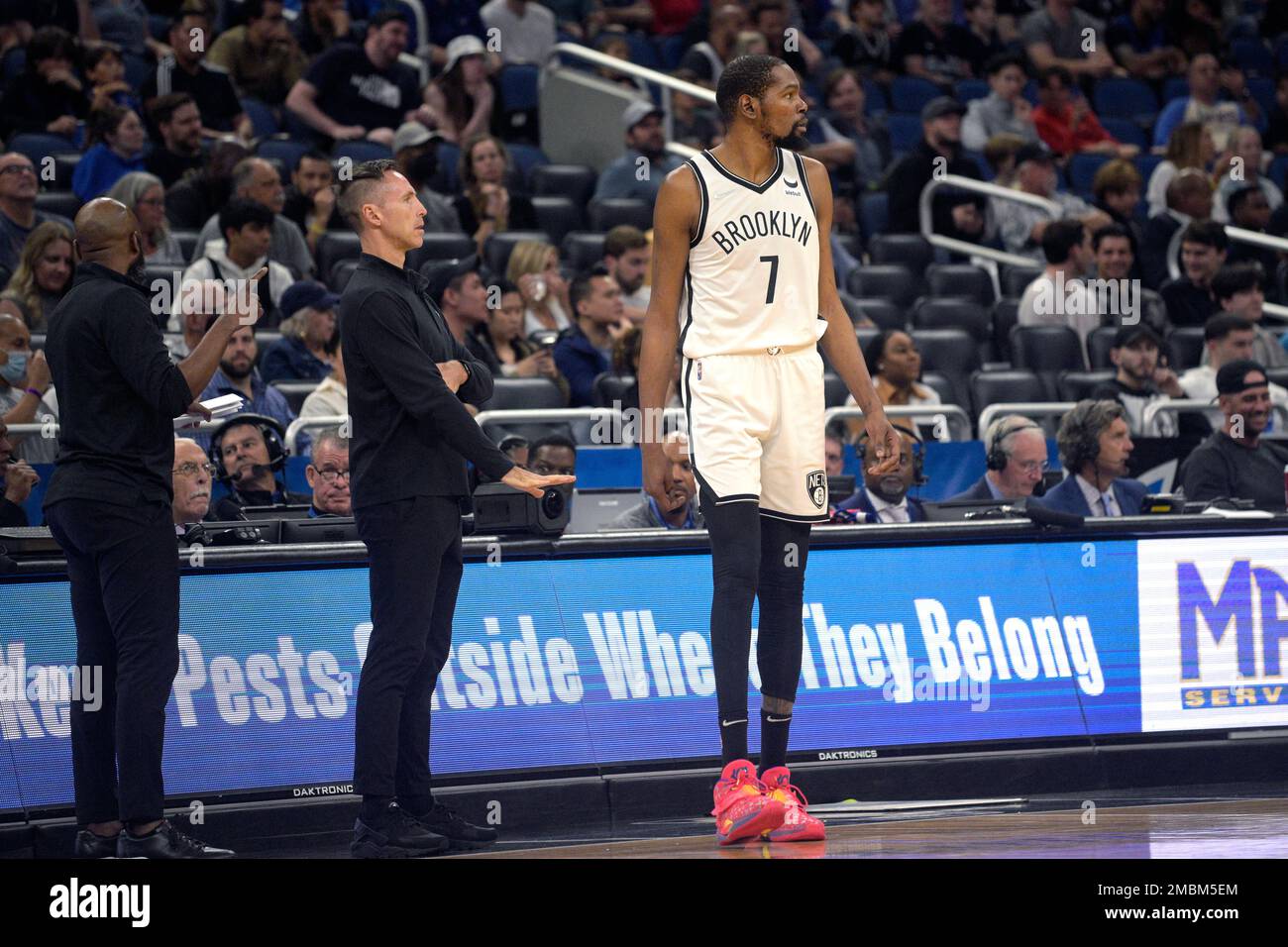 Brooklyn Nets head coach Steve Nash, center, chats with forward Kevin ...