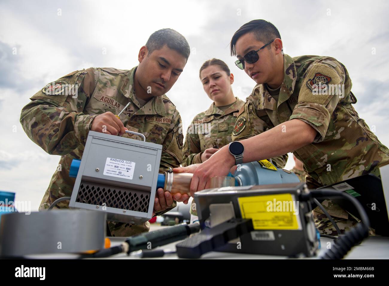 Radioactive handling hi-res stock photography and images - Alamy