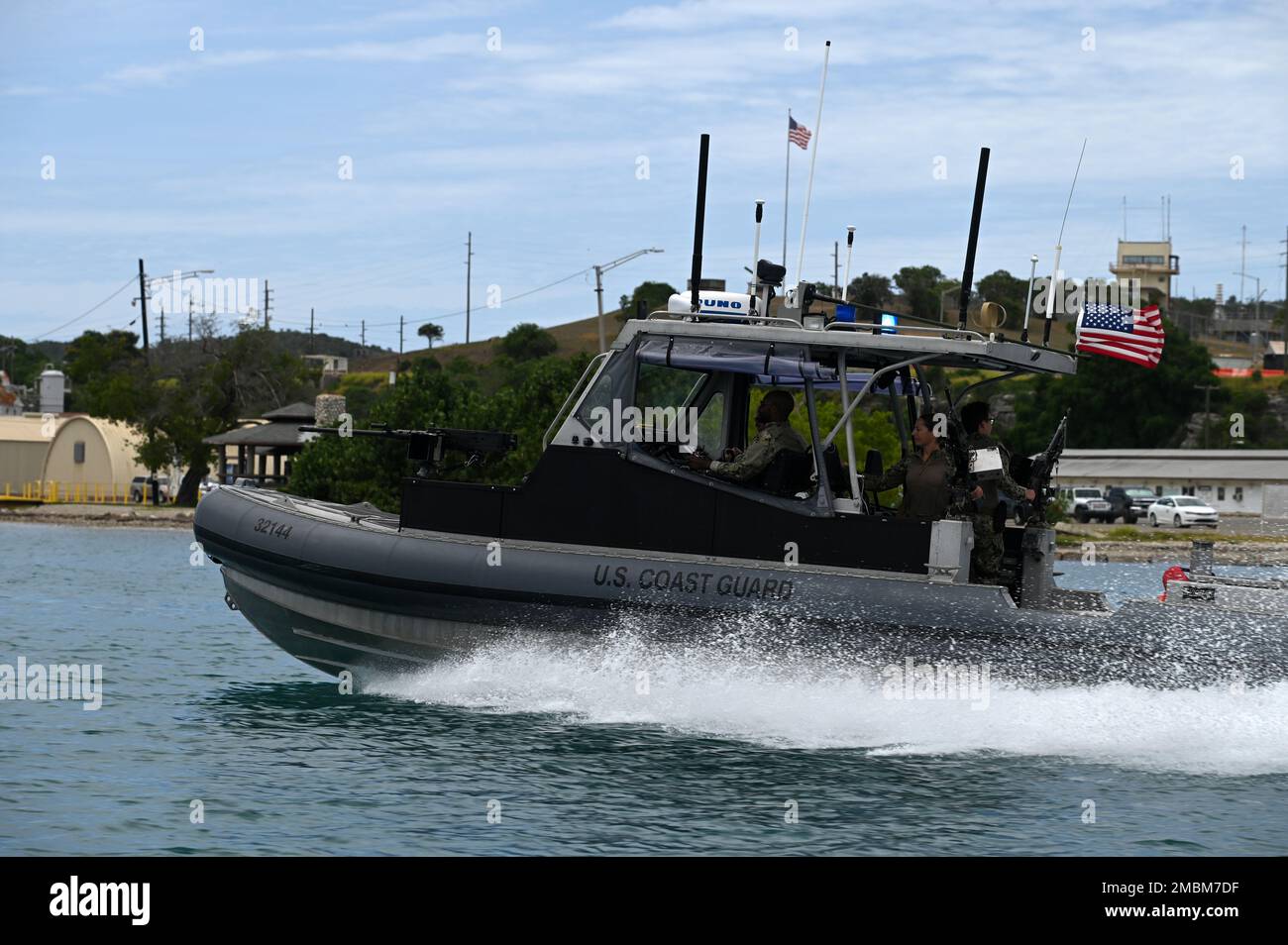 Coast Guardsmen from Port Security Unit 307 conduct seaward security ...