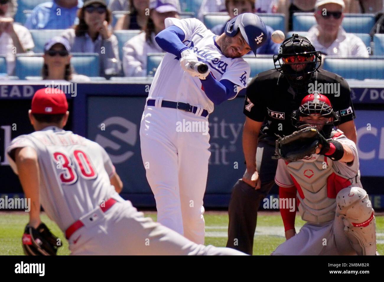 Los Angeles Dodgers' Freddie Freeman, second from left, hits a single ...