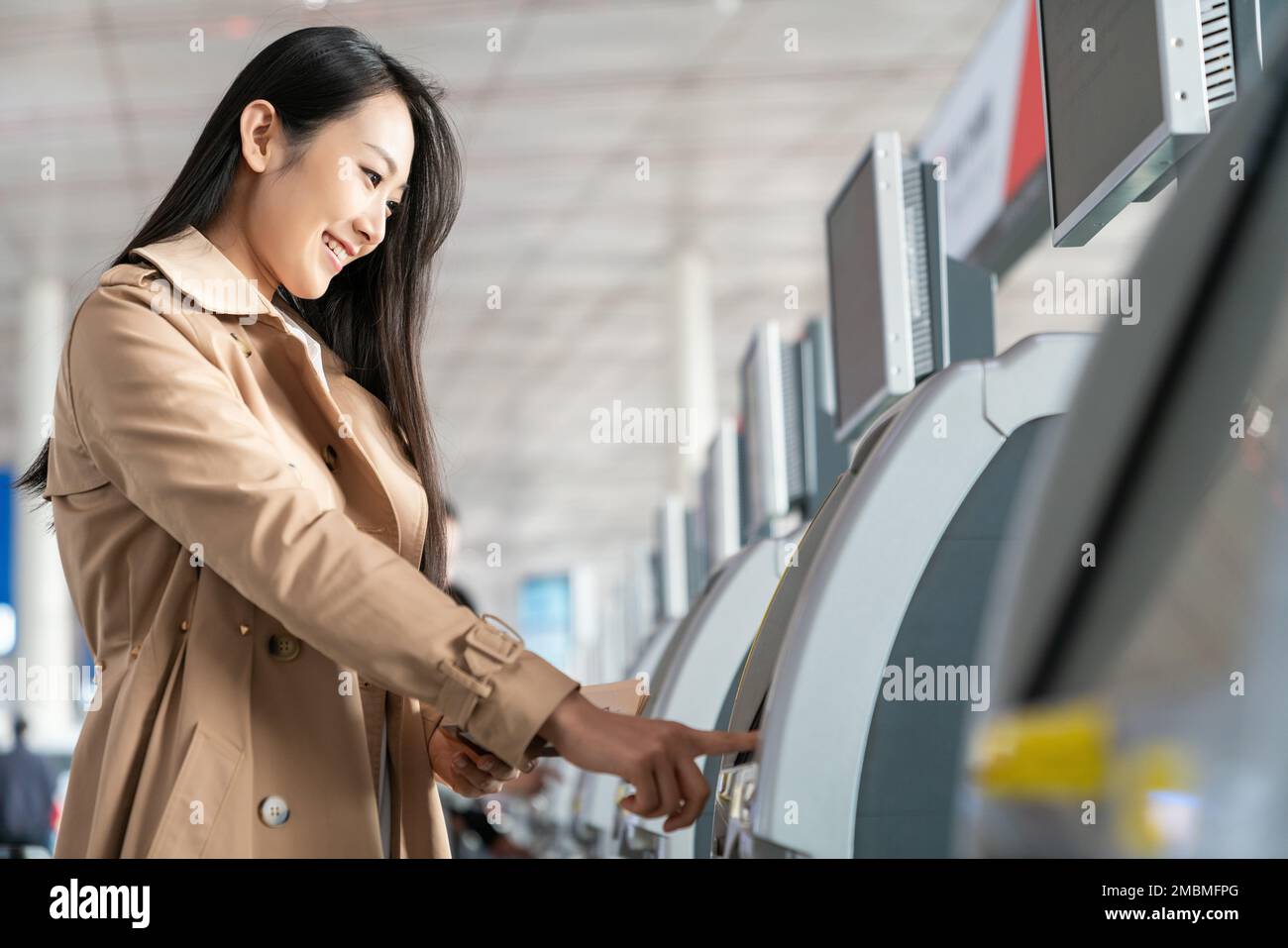 Business women use vending machine at the airport Stock Photo - Alamy