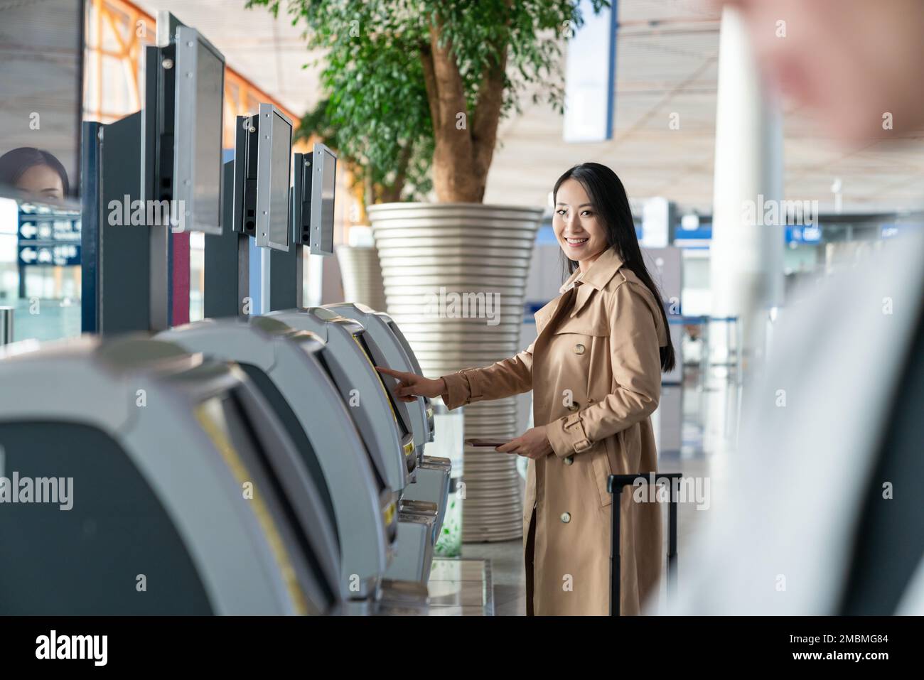 Business women use vending machine at the airport Stock Photo - Alamy