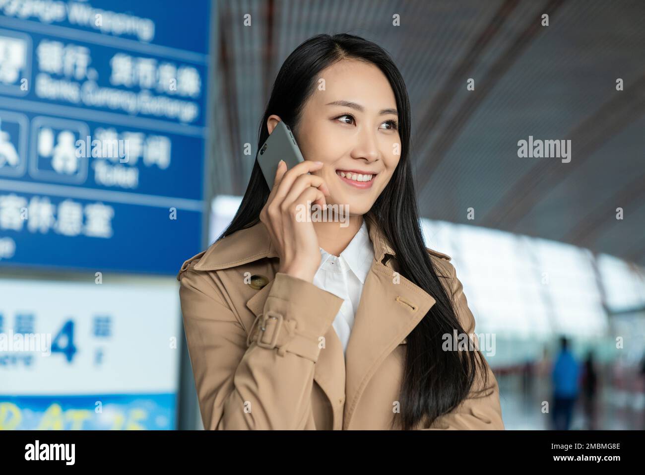 Business woman make a phone call at the airport Stock Photo - Alamy
