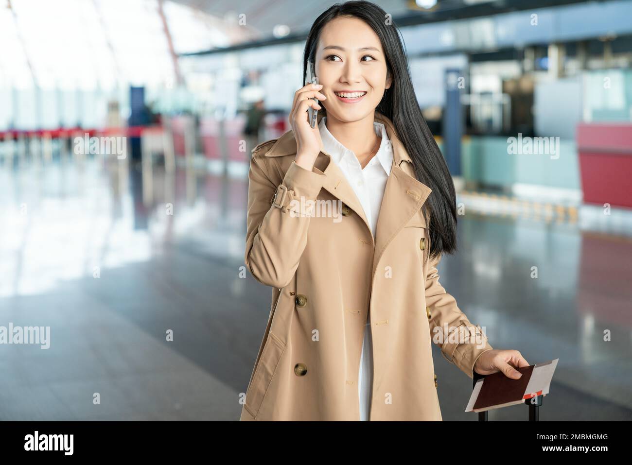 Business woman make a phone call at the airport Stock Photo - Alamy