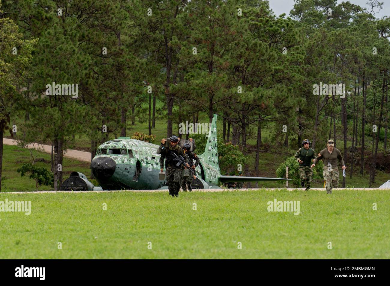 LA VENTA, Honduras - Members of the Armed Forces of Honduras run ...