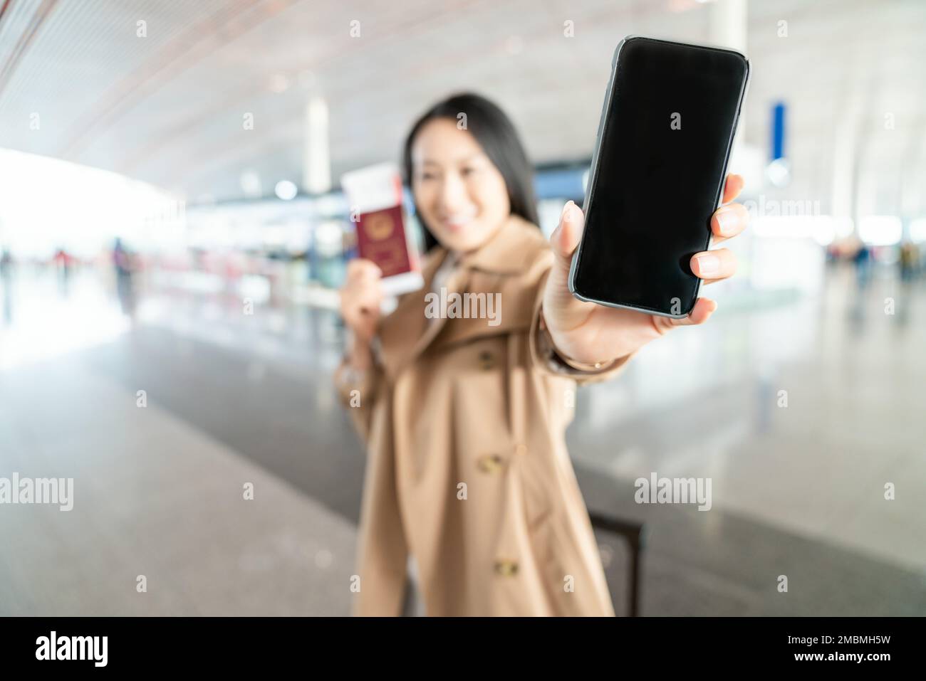 Young business woman show a mobile phone Stock Photo - Alamy