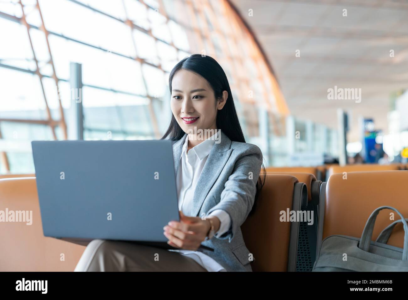 Business woman waiting at the airport Stock Photo - Alamy