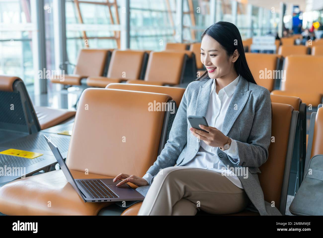 Business woman waiting at the airport Stock Photo - Alamy