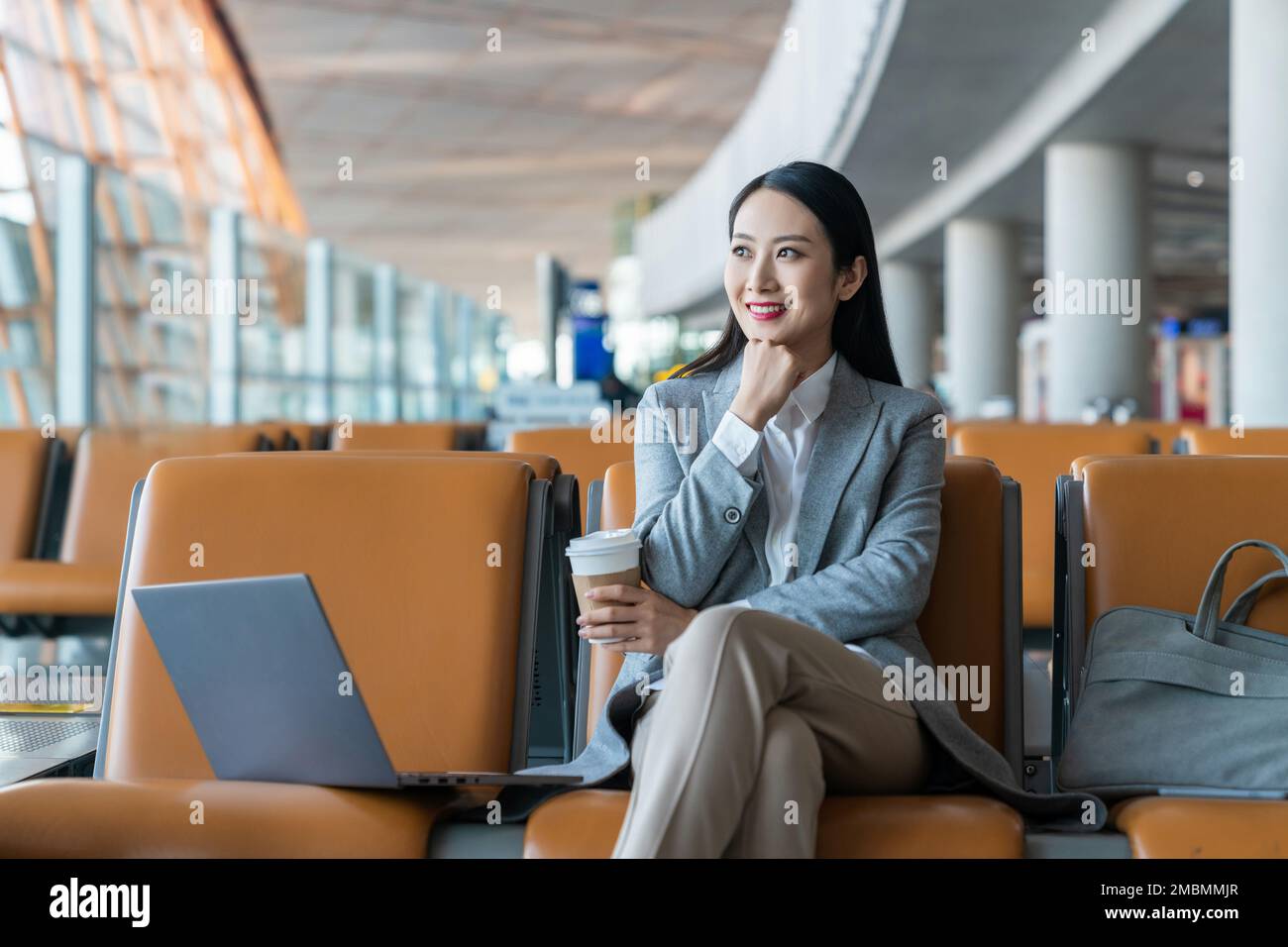 Business woman waiting at the airport Stock Photo - Alamy