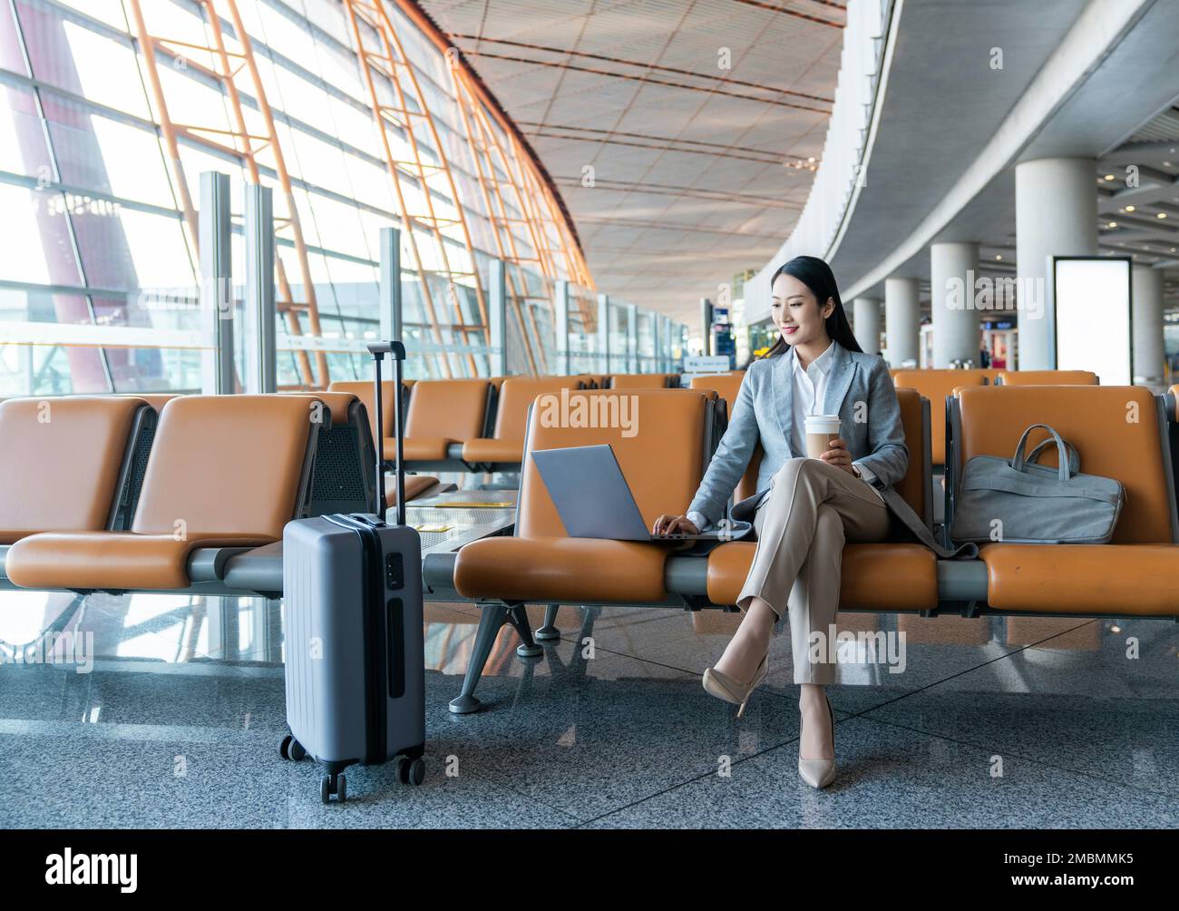 Business woman waiting at the airport Stock Photo - Alamy