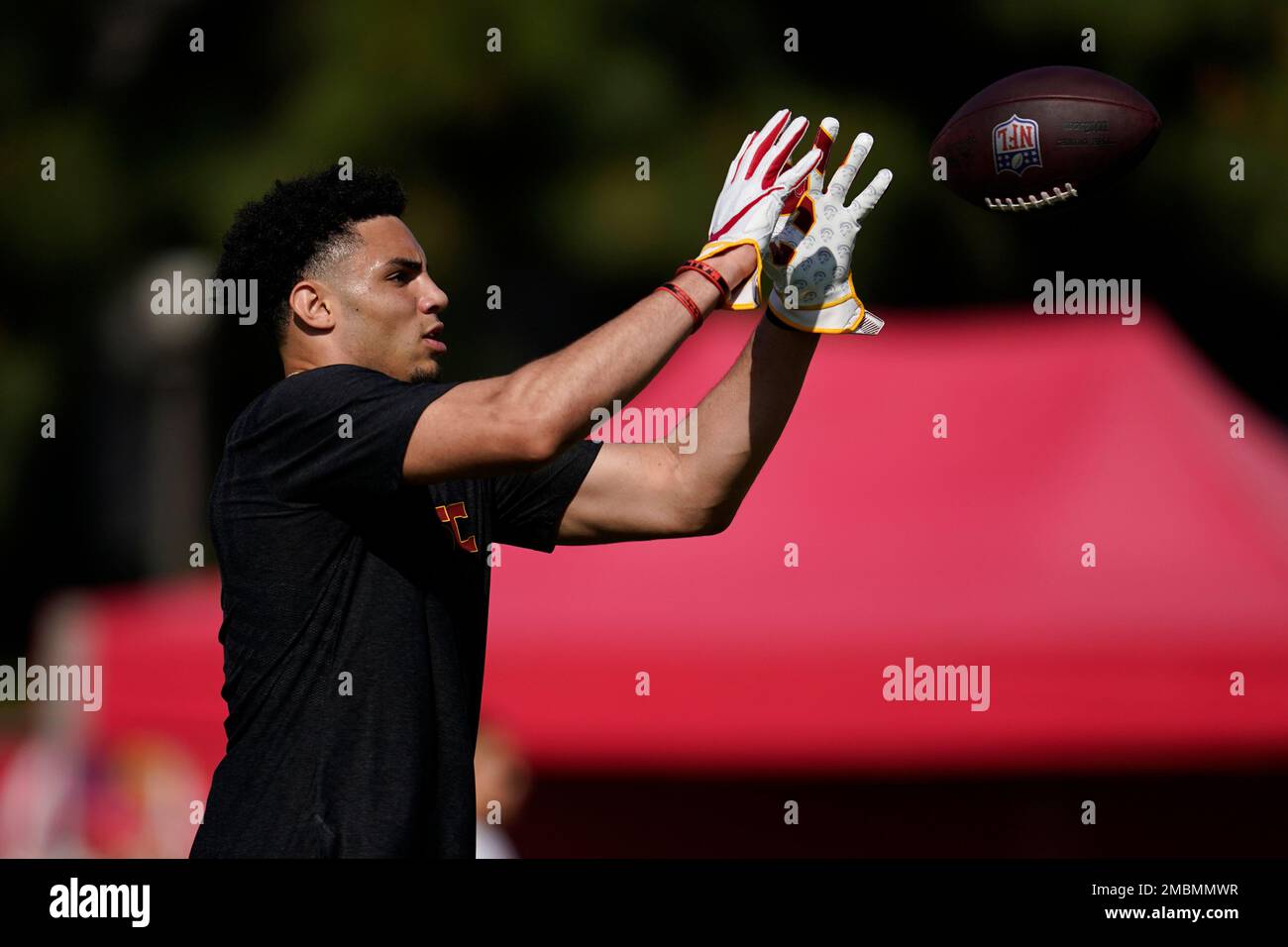 Wide receiver Drake London makes a catch during Southern California NFL ...